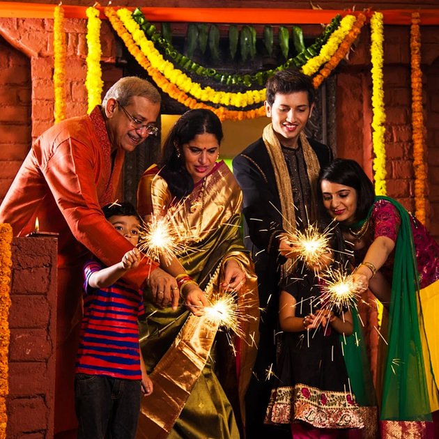 Celebrate Diwali (Festival of Lights) with locals in Delhi | GuruWalk